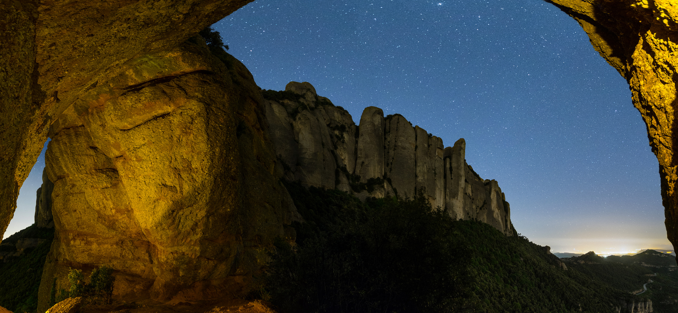 La Foradada ( Montserrat mountain) Imagen & Foto | paisajes, montañas ...