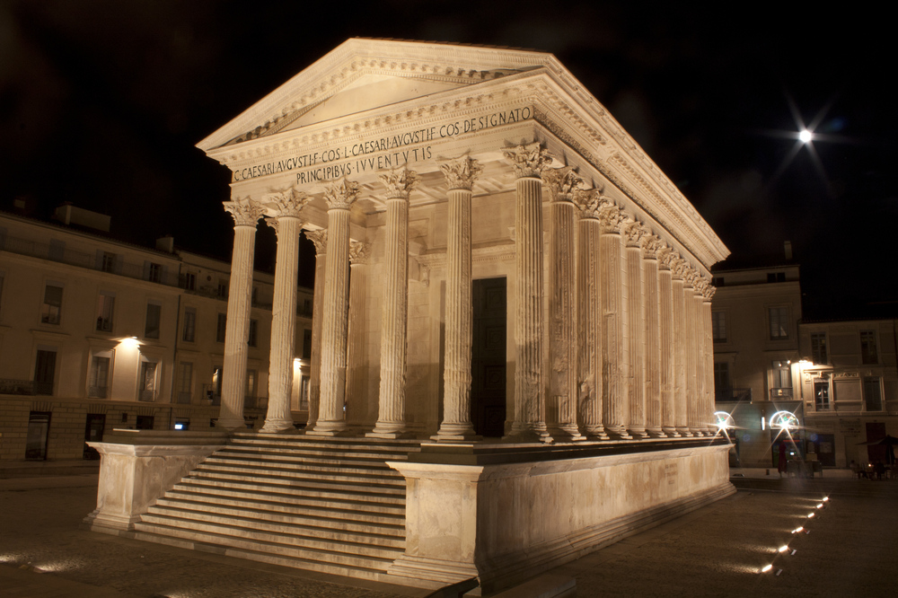 La maison carrée photo et image | architecture, architecture de nuit ...