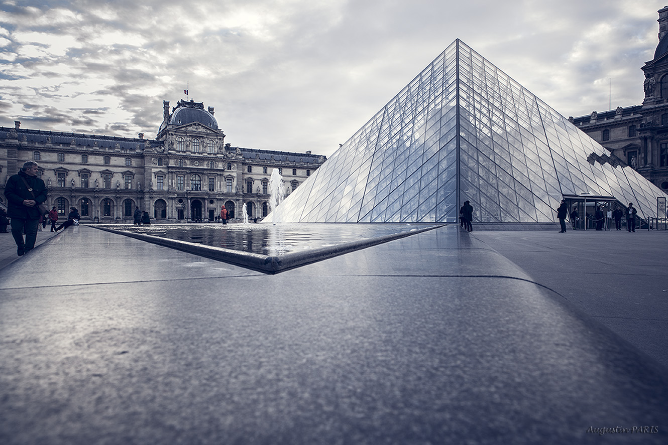 La Pyramide du Louvre photo et image | arts de rue, special Images ...