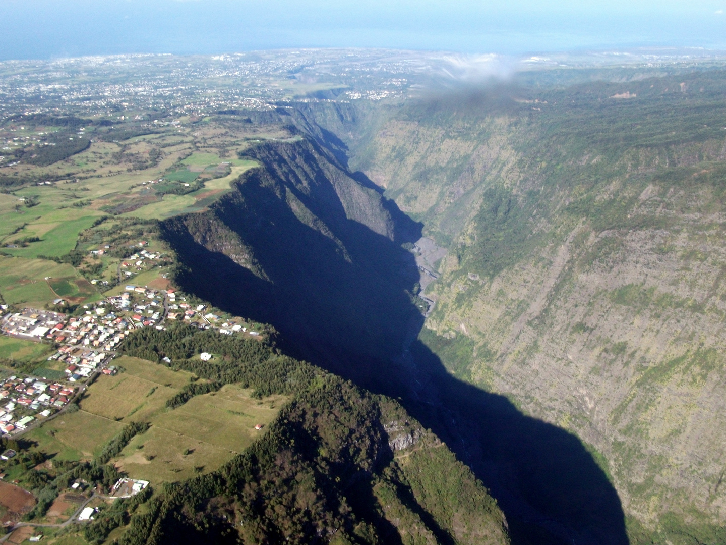 LA REUNION - Paysage vu d'en haut ! photo et image | australia ...