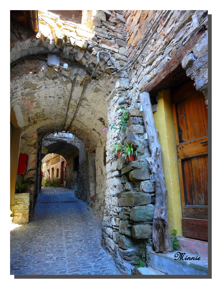 " La ruelle " photo et image | architecture, vieilles pierres, sujets ...