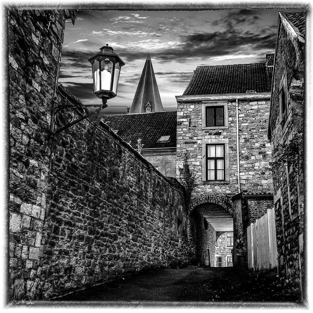 La ruelle photo et image | architecture, vieilles pierres, noir et ...