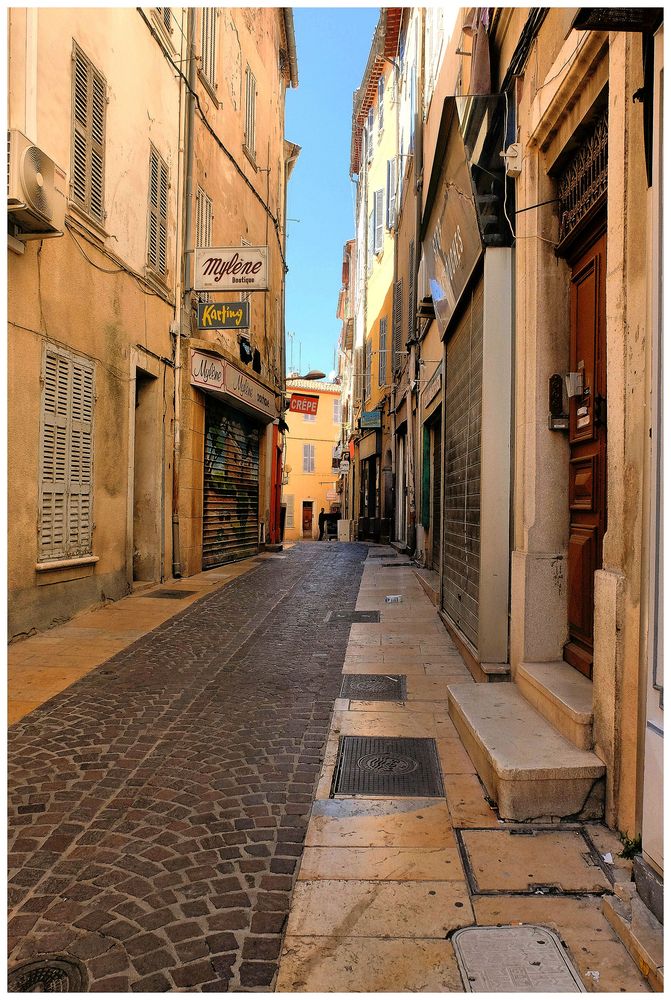 La ruelle photo et image | provence, vieille ville, urbains Images ...