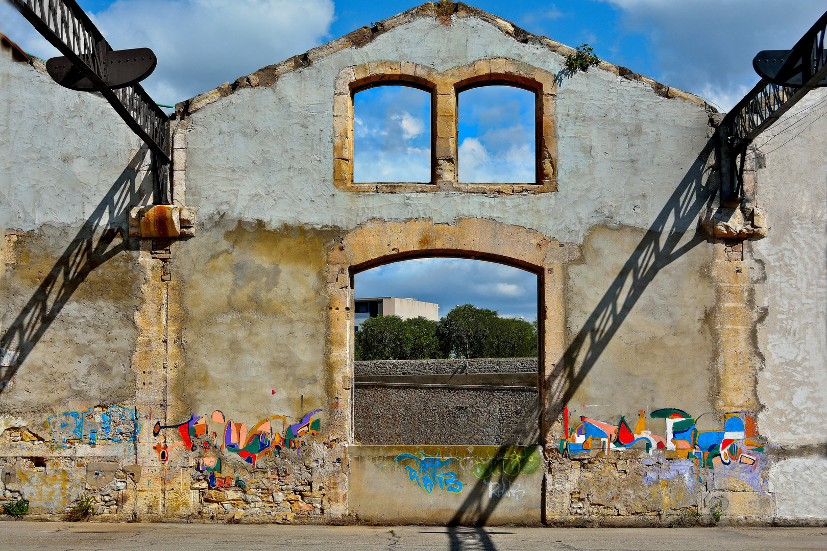 La ruine prend des couleurs photo et image | architecture, ruine ...