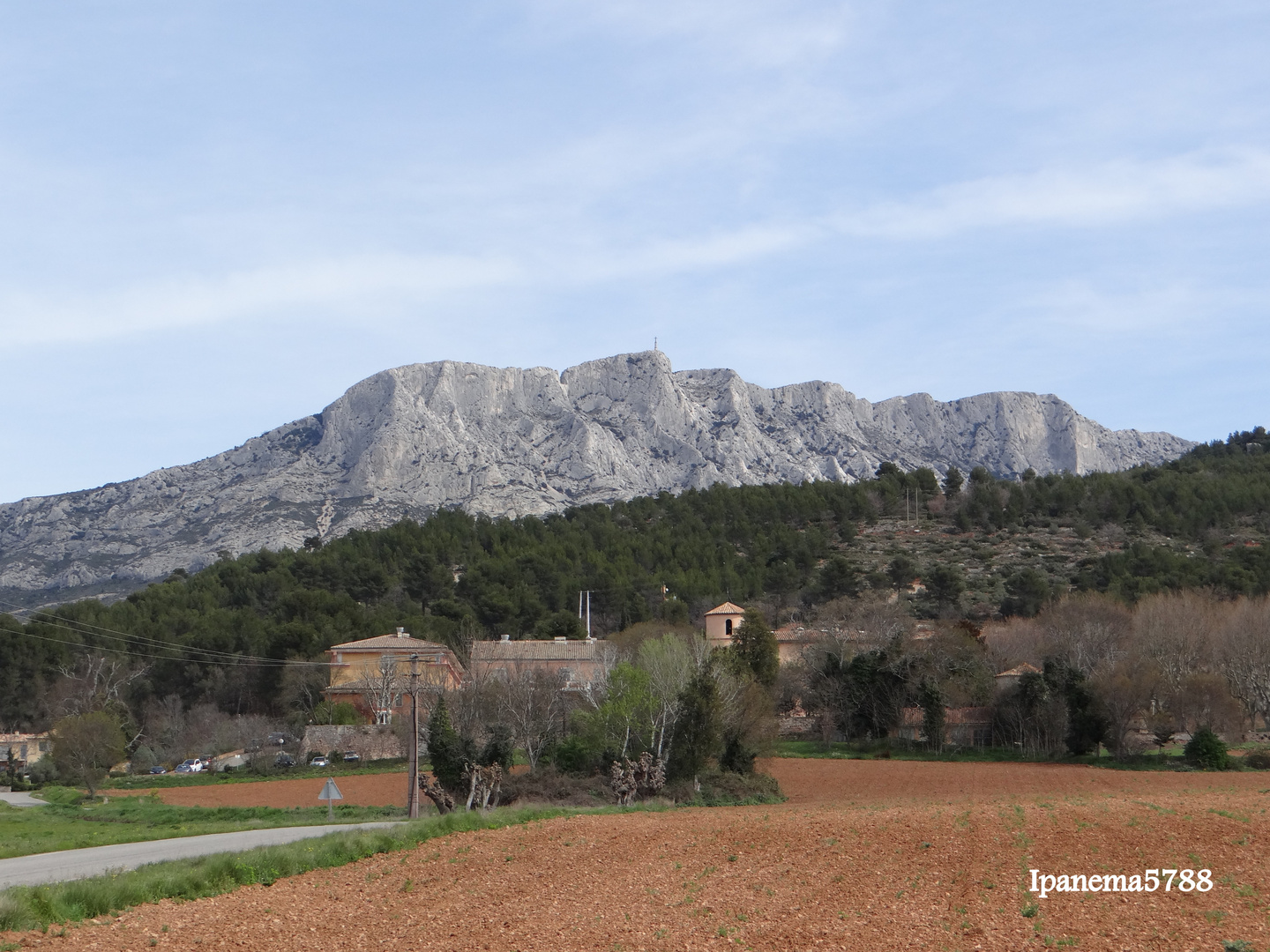 La Sainte Victoire photo et image | paysages, paysages de montagne ...