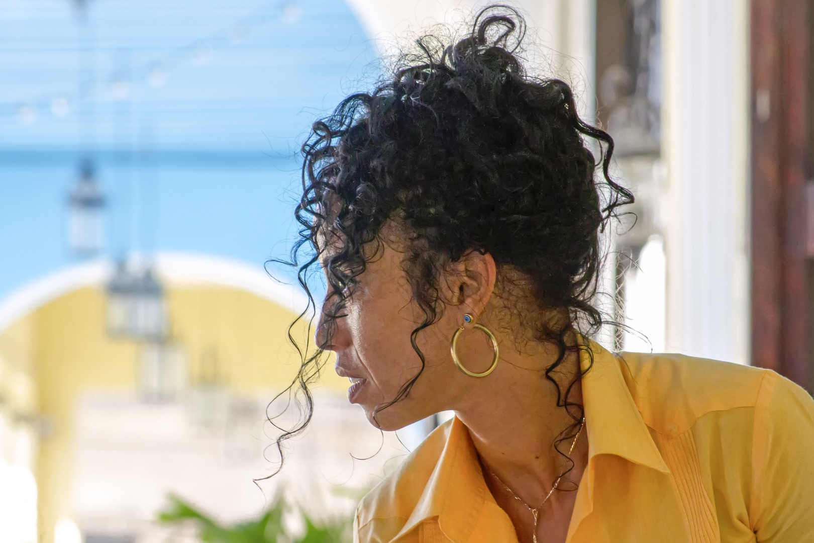 La serveuse au corsage jaune photo et image | world, portrait ...