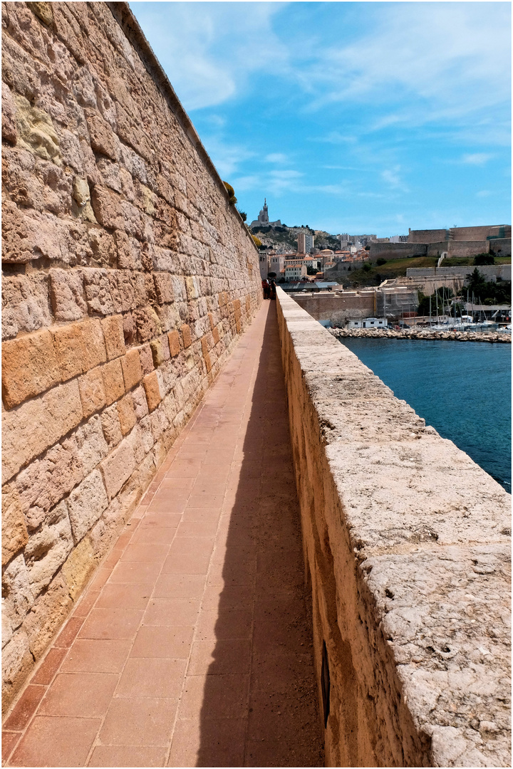 La voie étroite photo et image | france, world, architecture Images ...