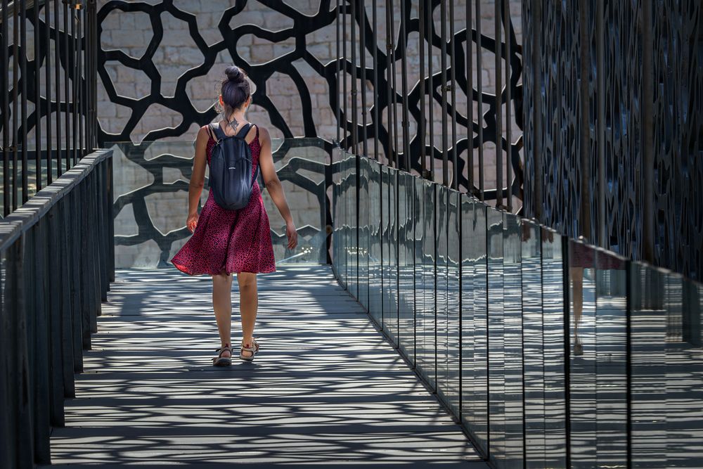 Lady in Red Foto & Bild | architektur, streetfotografie mit menschen, fotokunst Bilder auf ...