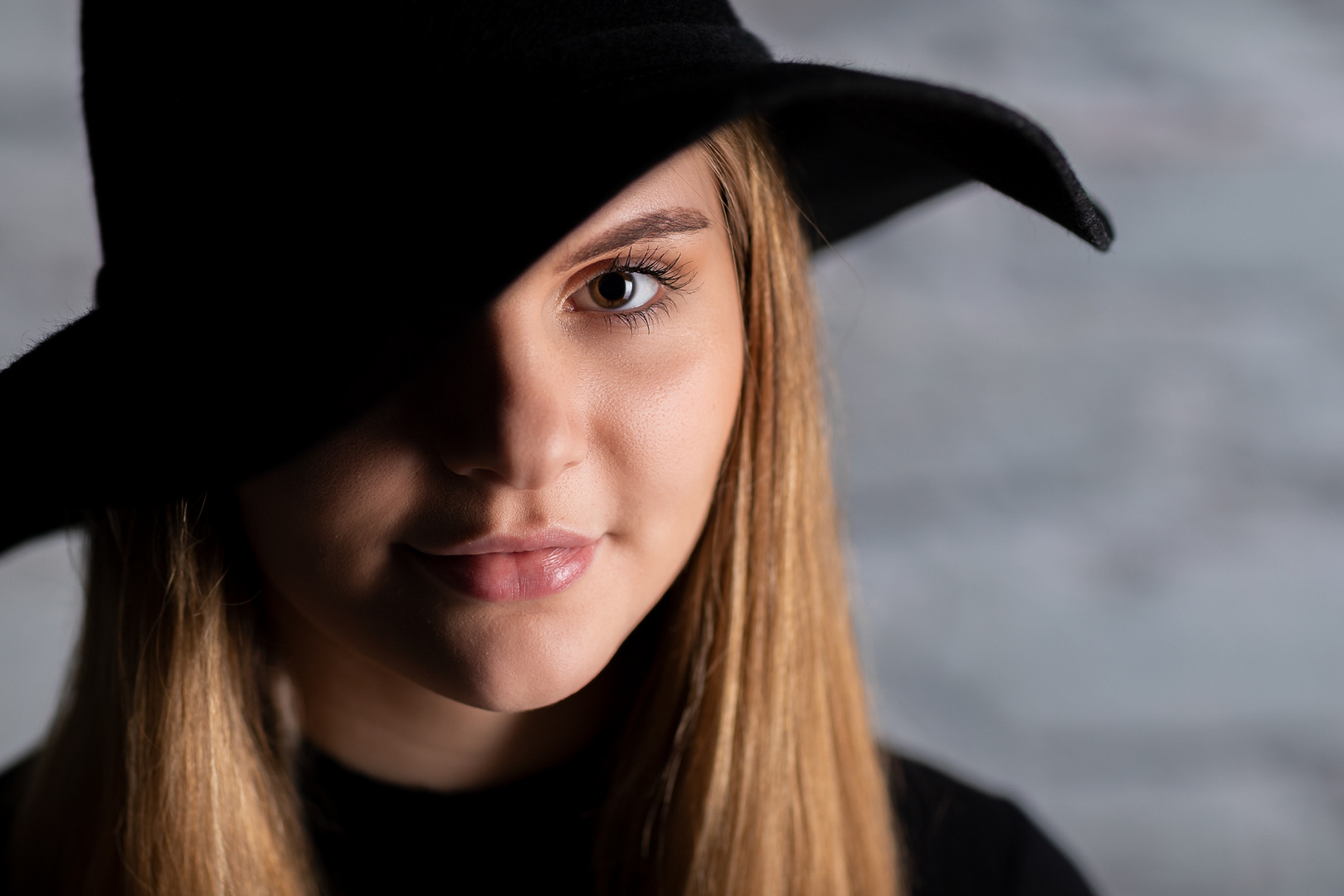 Lady mit Hut Foto & Bild | indoor, girl, licht Bilder auf fotocommunity