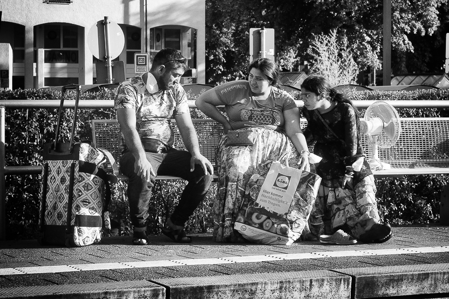 Lagebesprechung Foto & Bild | streetfotografie mit menschen, kommunikation; grafik; szenen ...