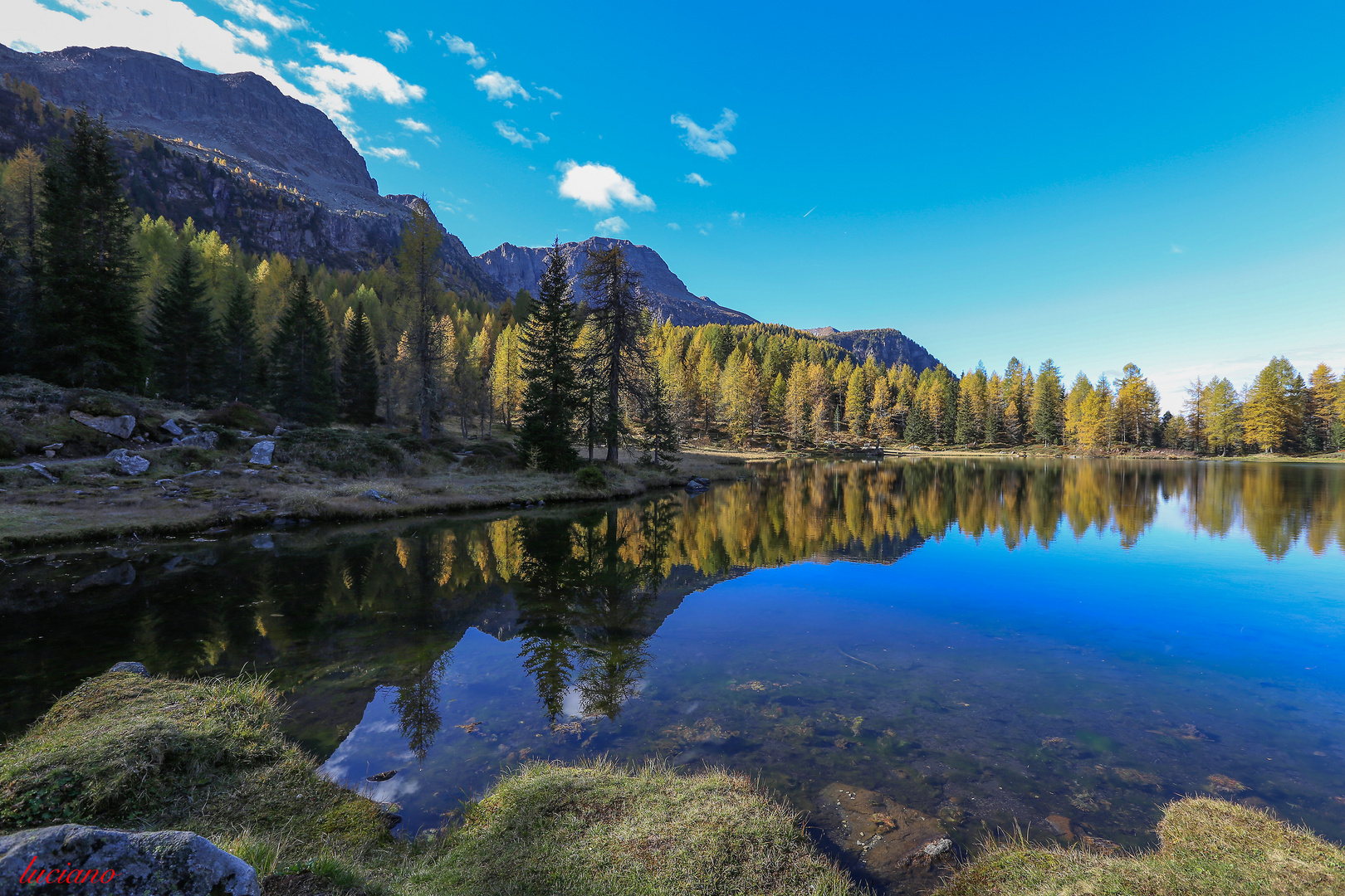 lago con riflessi Foto % Immagini| paesaggi, laghi e fiumi, boschi e ...