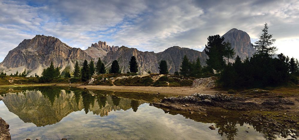 Lago Limedes als Spiegel im frühen Morgenlicht Foto & Bild | natur ...