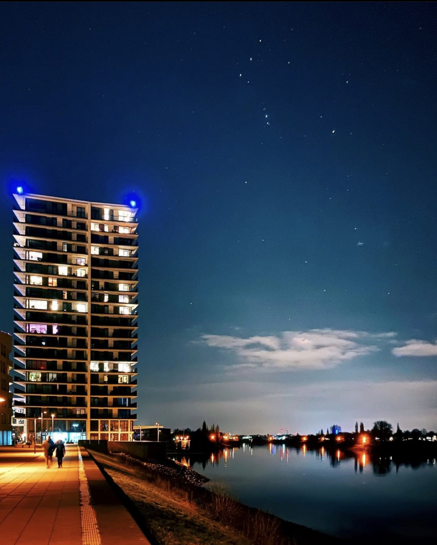 Landmark Tower mit Sternenhimmel Foto & Bild | motive Bilder auf ...