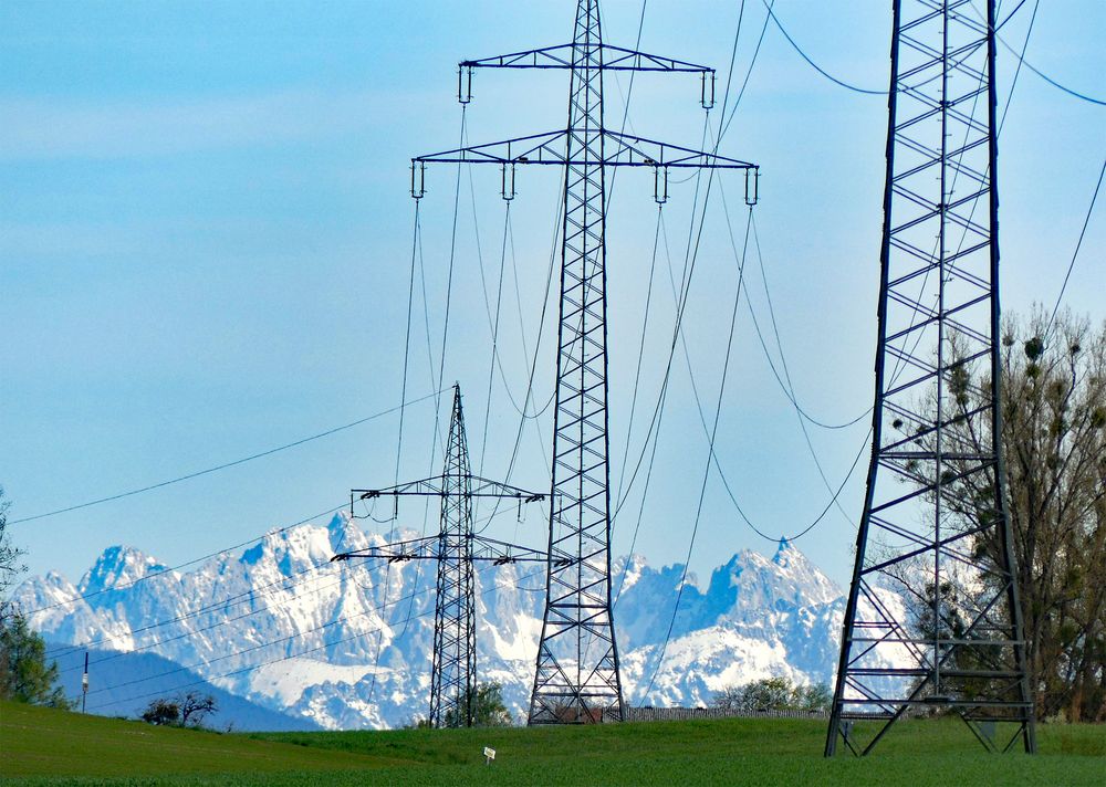 Landschaft durch Stromleitungen verschandelt Foto & Bild | stromtrasse ...