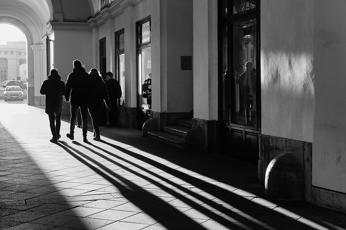 Lange Schatten Foto & Bild | europe, Österreich, streetfotografie mit menschen Bilder auf ...