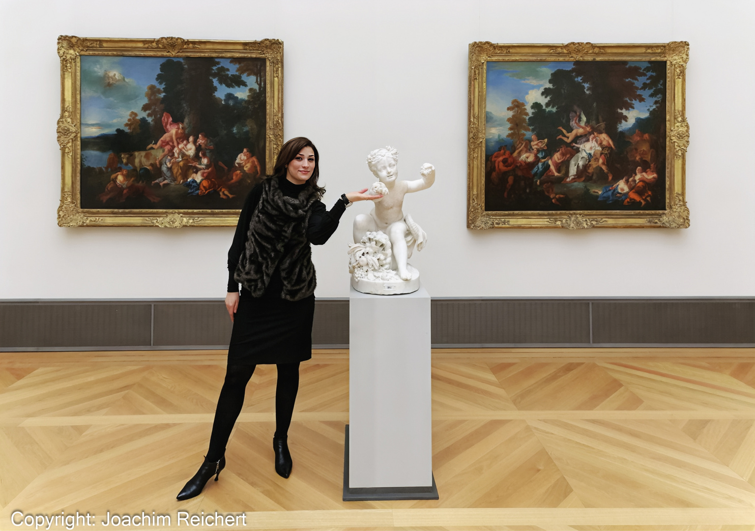 Lara reicht dem Genius des Überflusses die Hand Foto & Bild | fashion ...