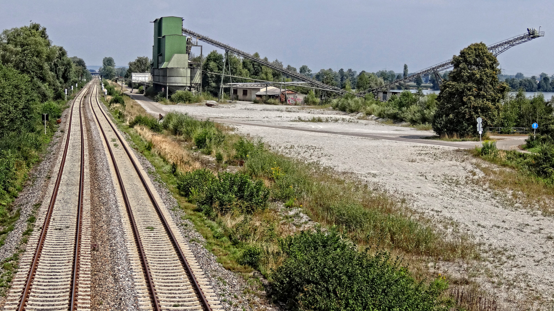 laupheim - blick von eisenbahnbrücke auf altes kieswerk am surfsee Foto ...