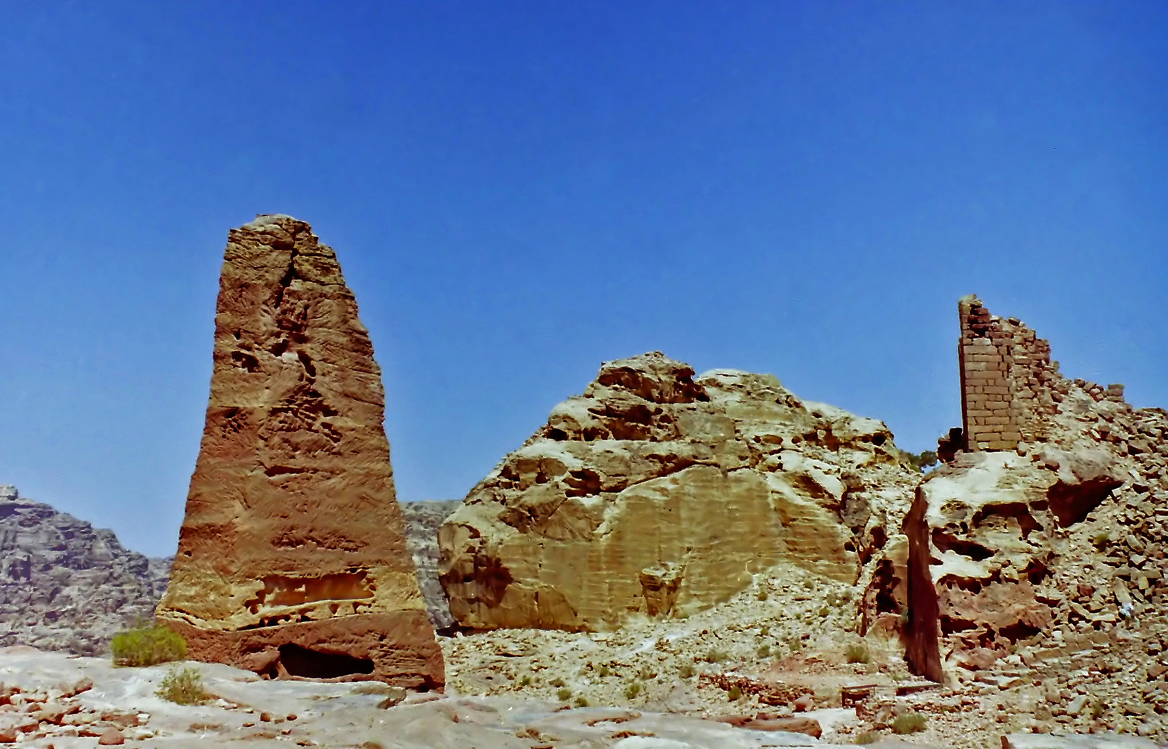 Le 2ème obélisque du Haut-lieu du sacrifice photo et image | asia ...