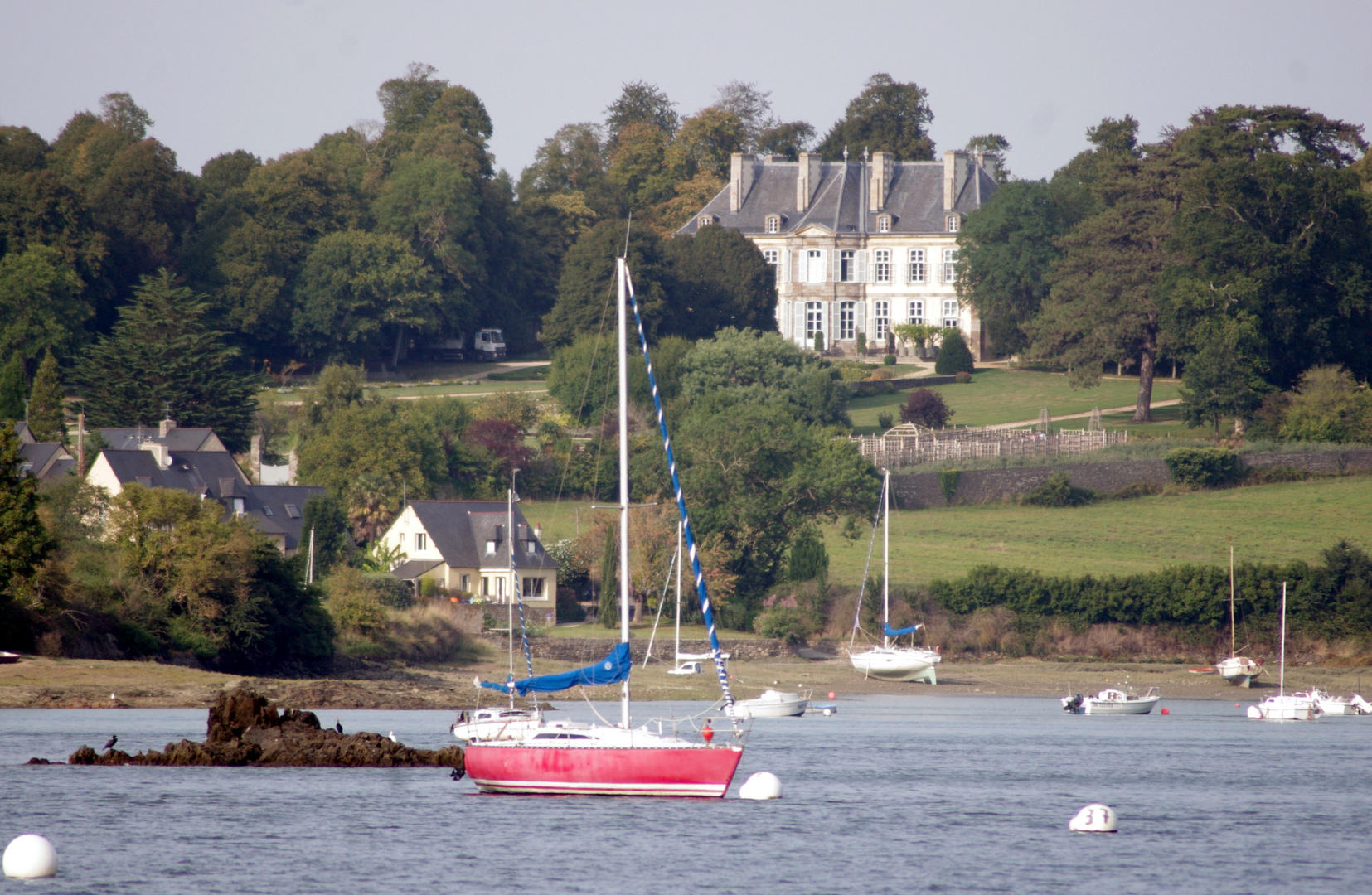 le bateau rouge .... photo et image | europe, france, bretagne Images ...