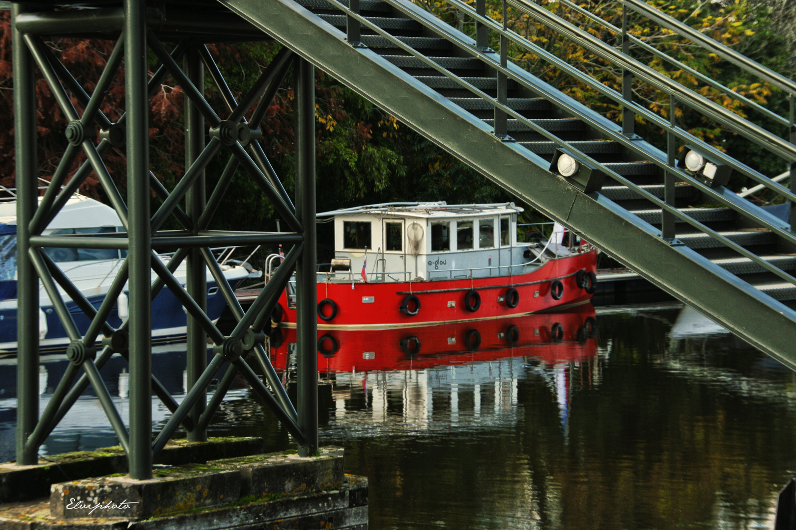 Le bateau rouge photo et image | animations photographiques, naval, un ...