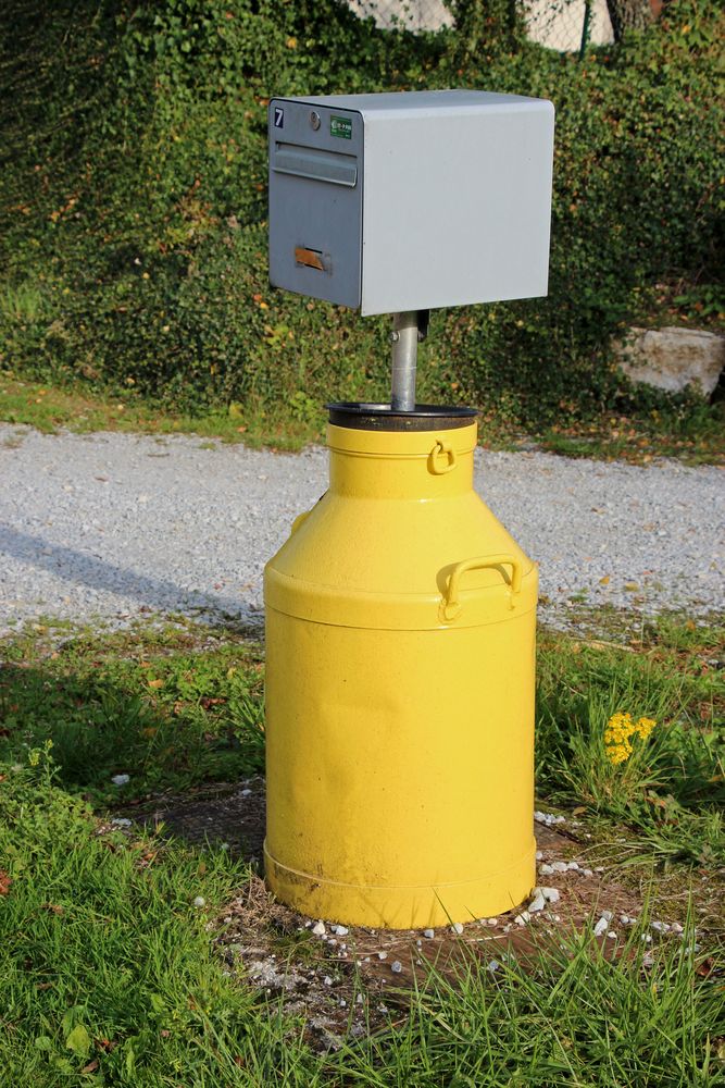 Le bidon jaune photo et image | animations photographiques, un jour ...