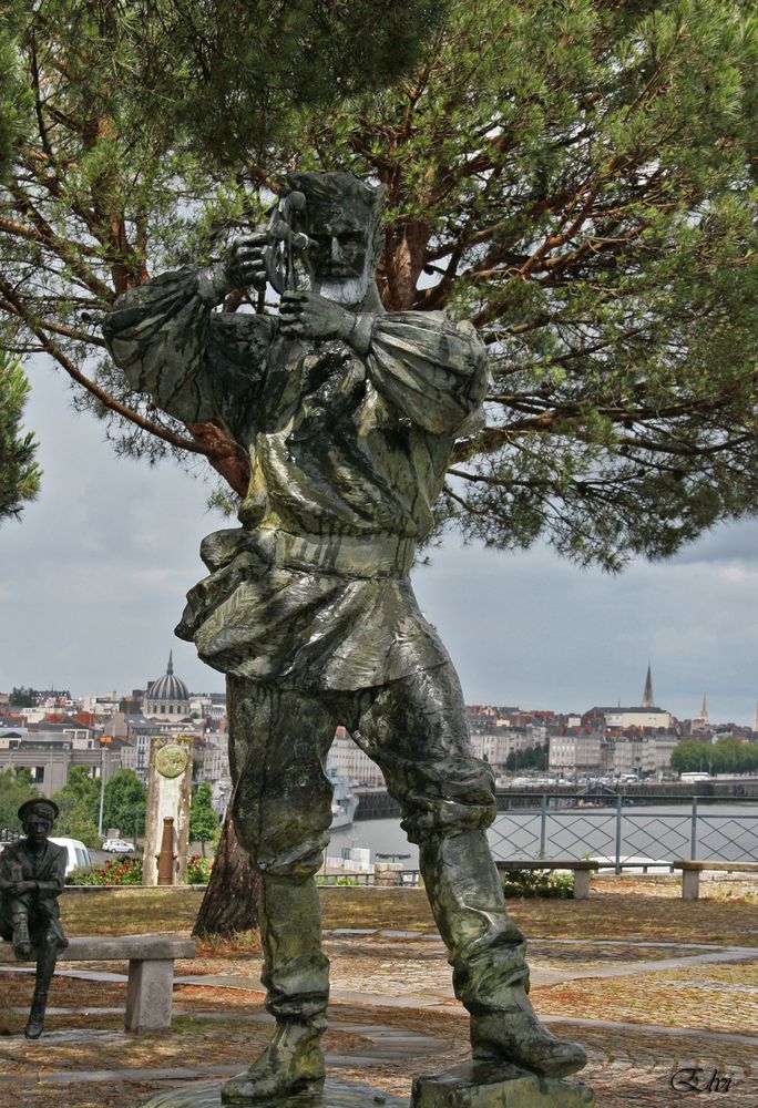 Le capitaine Nemo photo et image | statues, sculptures, ma ville ...