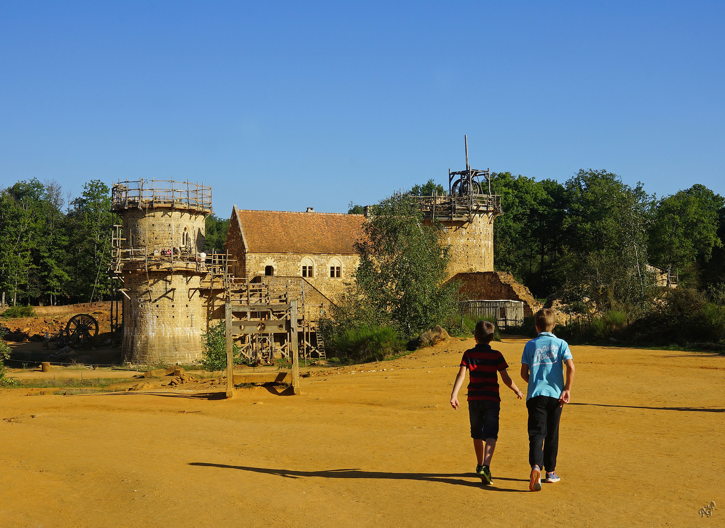 Le château de Guedelon photo et image | architecture, special Images ...