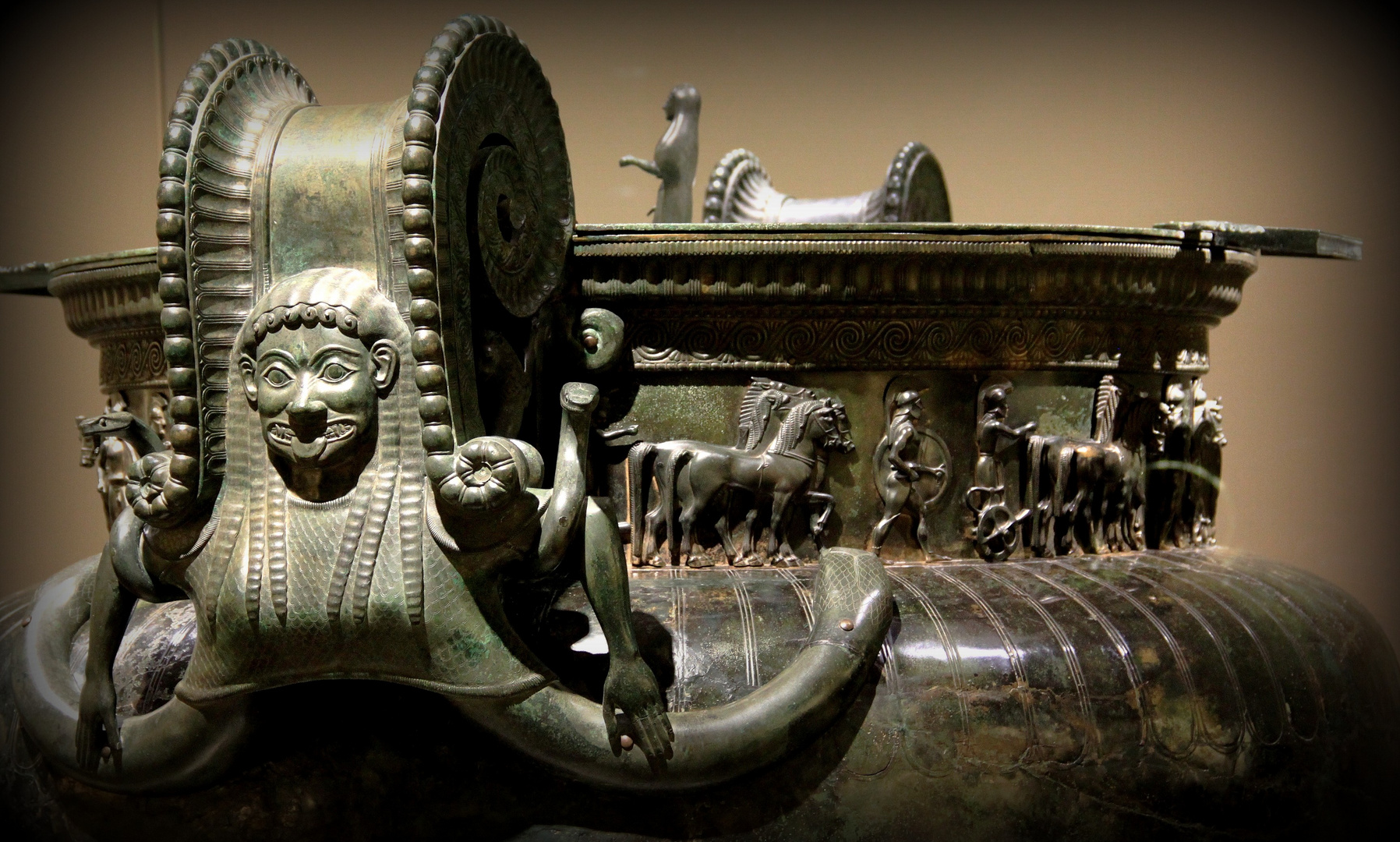 Le fabuleux vase de Vix photo et image | documentaire & journalisme ...