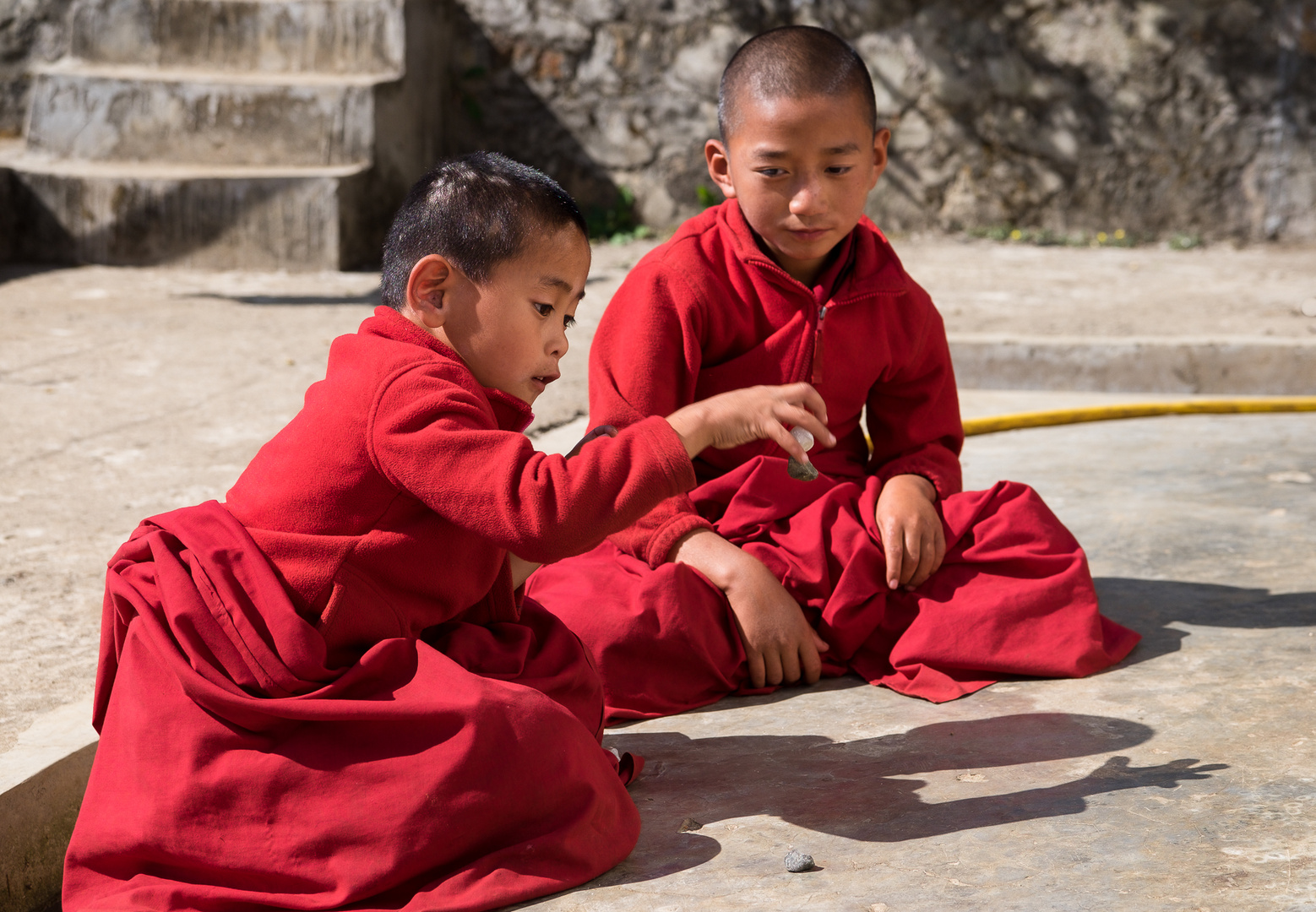 Le Jeu Les Osselets Dans Un Cloitre Au Bhutan Foto And Bild