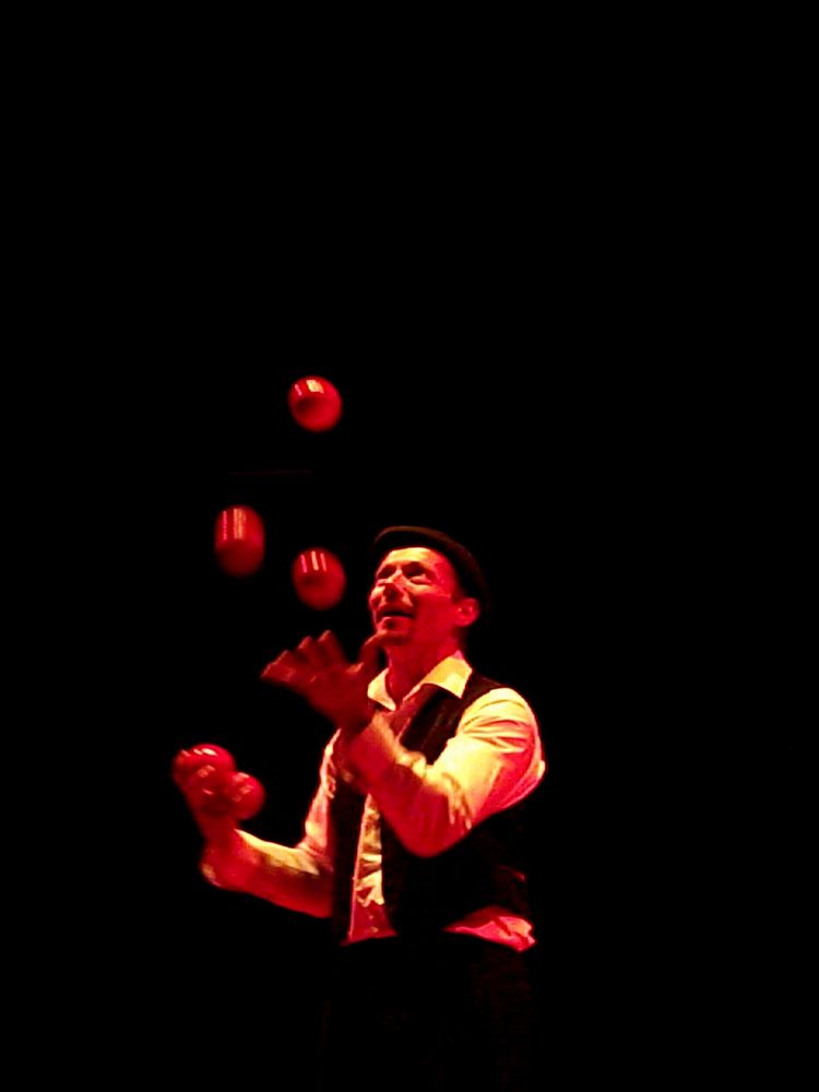 LE JONGLEUR DE BALLES photo et image | animations photographiques ...