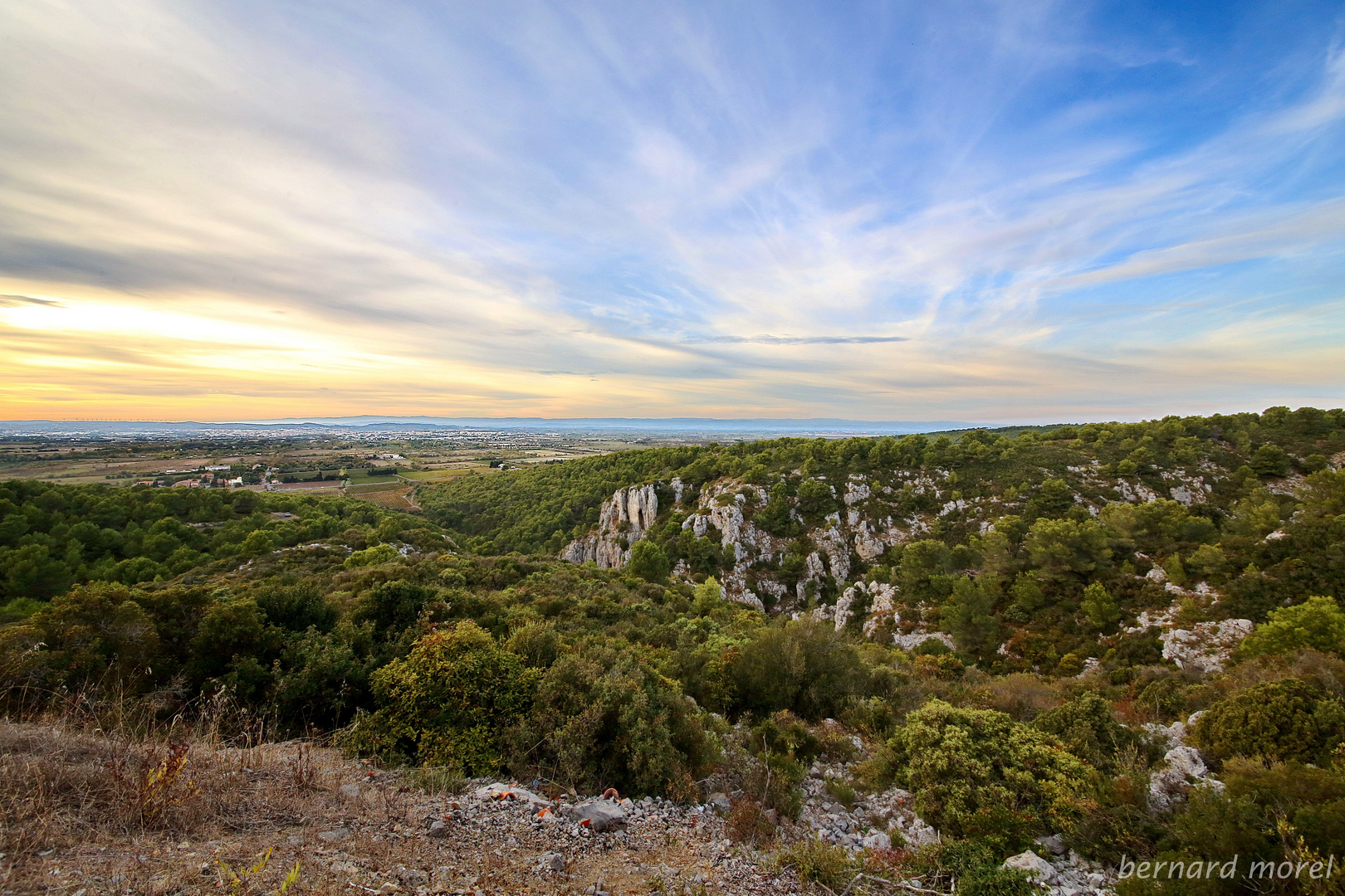 Le massif de la Clape. Narbonne est au fond vers la gauche. photo et ...