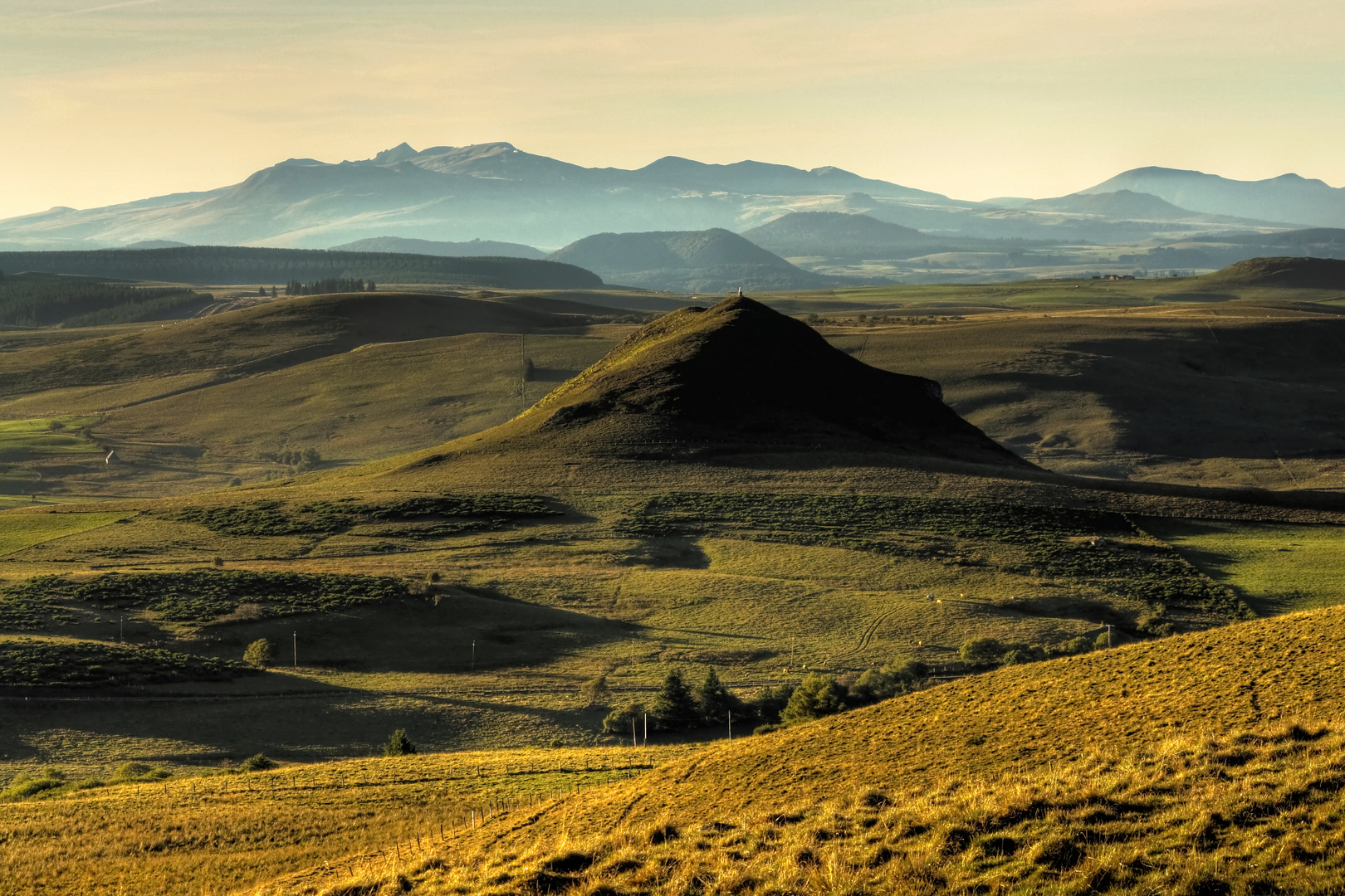Le massif du Sancy vu du Cézallier photo et image | les saisons ...
