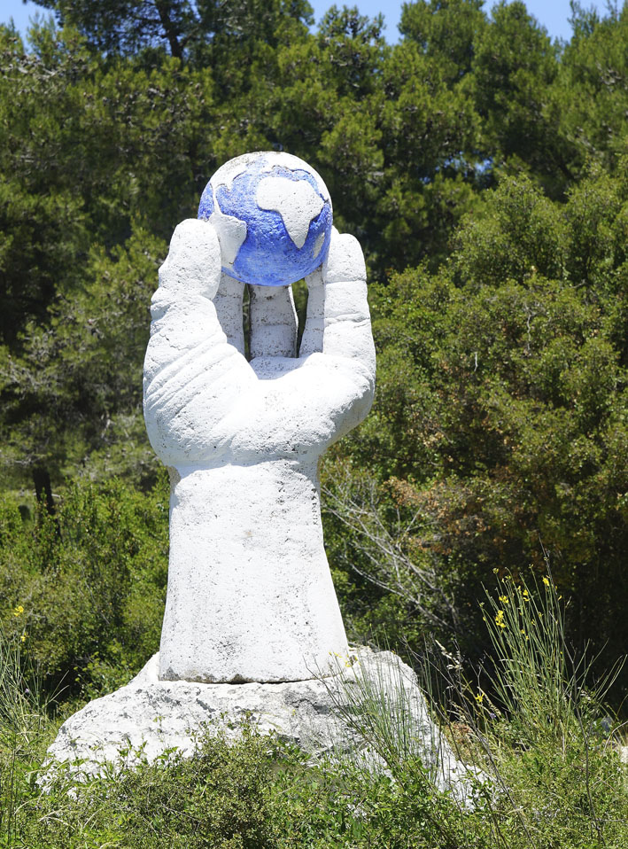 Le monde dans la main .... photo et image | statues, sculptures, les ...