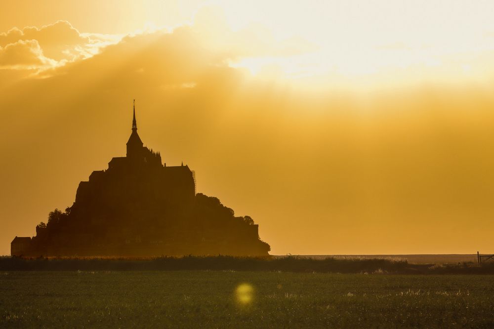 Le Mont-St.-Michel im Abendlicht Foto & Bild | sonnenuntergänge, himmel & universum, reisen ...