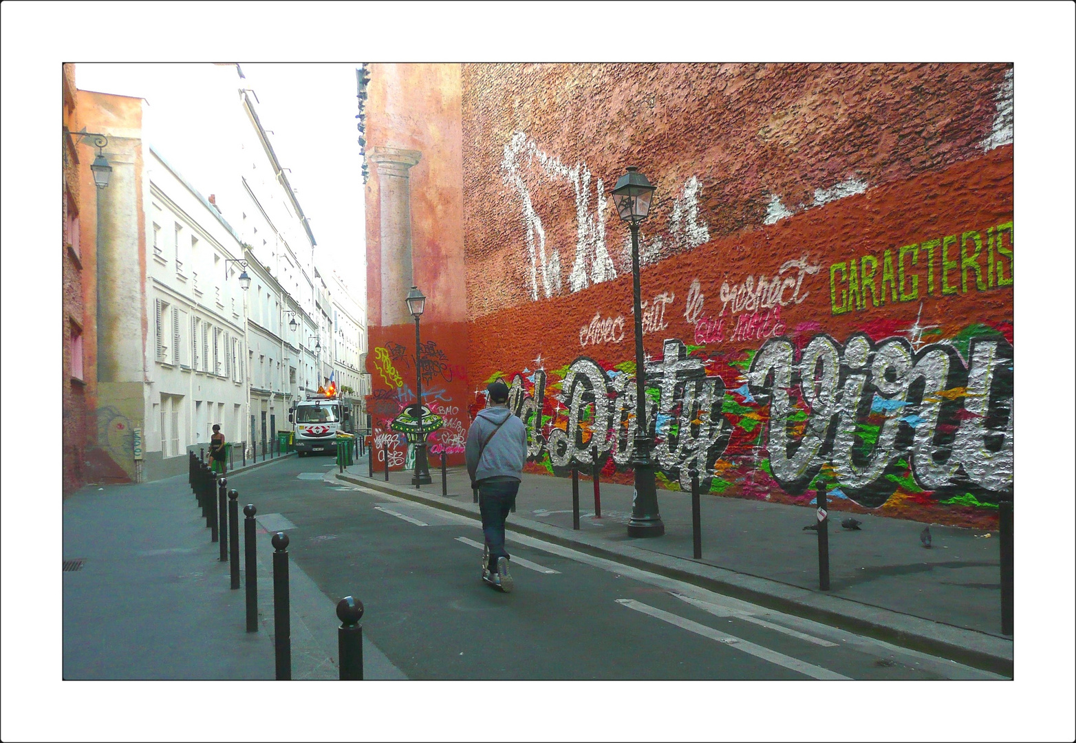 Le mur rouge, ses tags & ses trompe-l'oeil photo et image | arts de rue ...