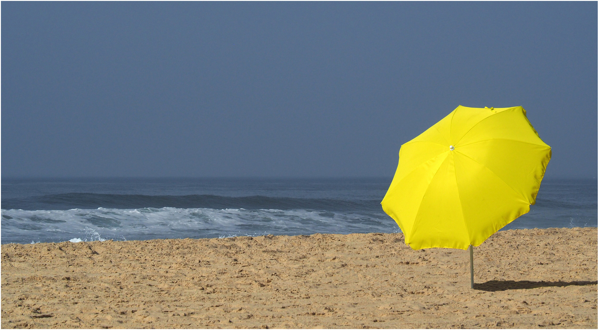 Le parasol jaune photo et image | europe, france, aquitaine Images ...