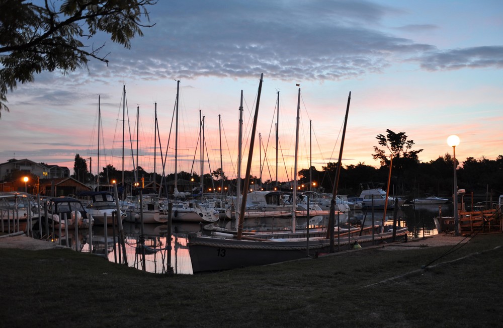 le port de Cassy-Lanton au levé du soleil photo et image | paysages ...