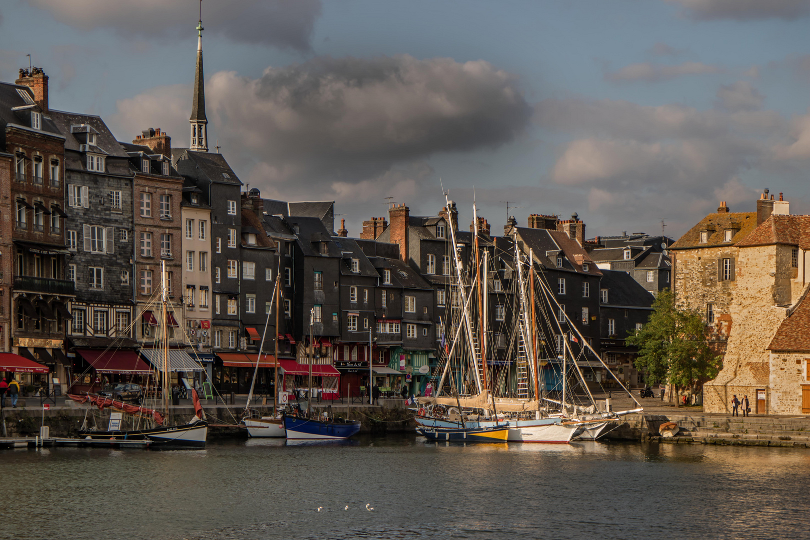 Le port de Honfleur sous la lumière chaude d'une fin de journée. photo ...