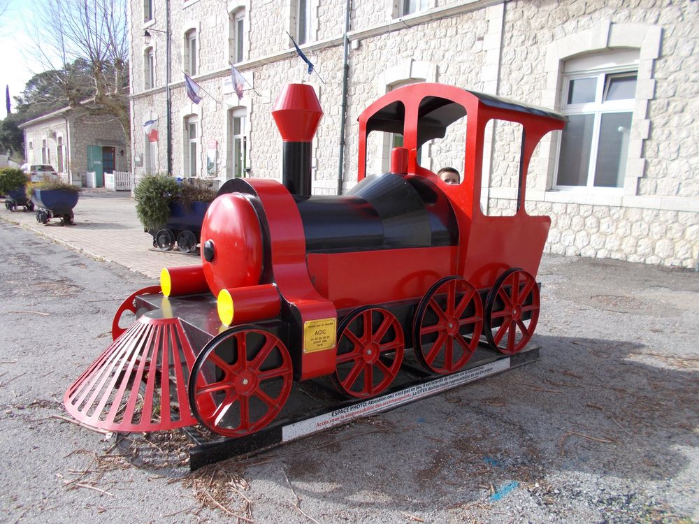 Le train rouge ... photo et image | paysages, paysages de campagne ...