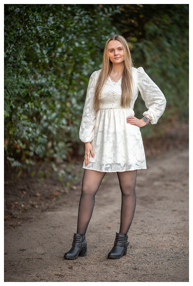 Lea vor der Hecke Foto & Bild | lea Bilder auf fotocommunity