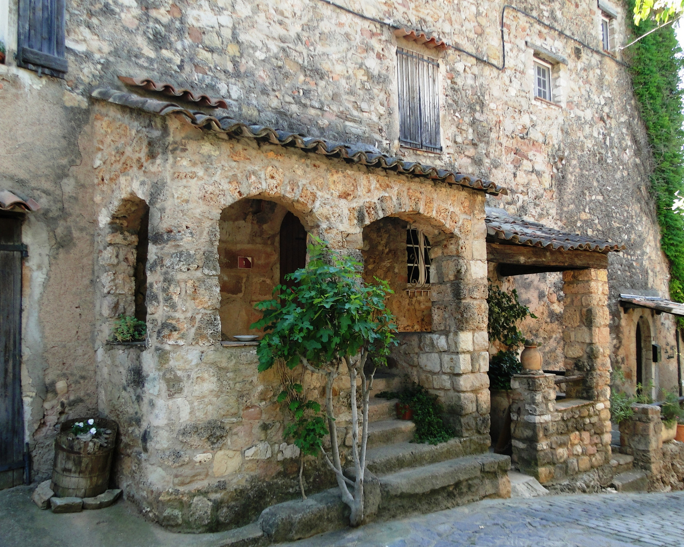Les Arcs sur Argens (Var) photo et image | architecture, paysages ...