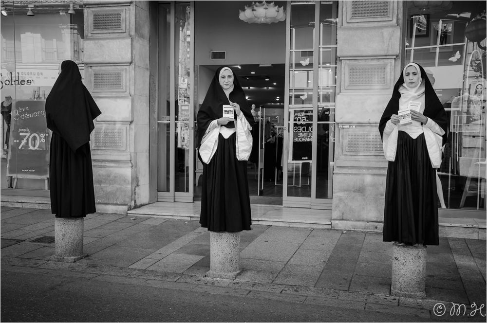 Les Nonnes photo et image | scènes de vie, rue avignon festival ...