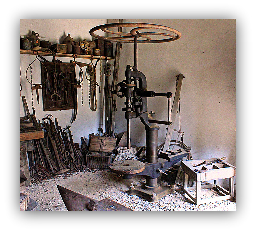 Les Outils du Forgeron..... photo et image | france, village ...