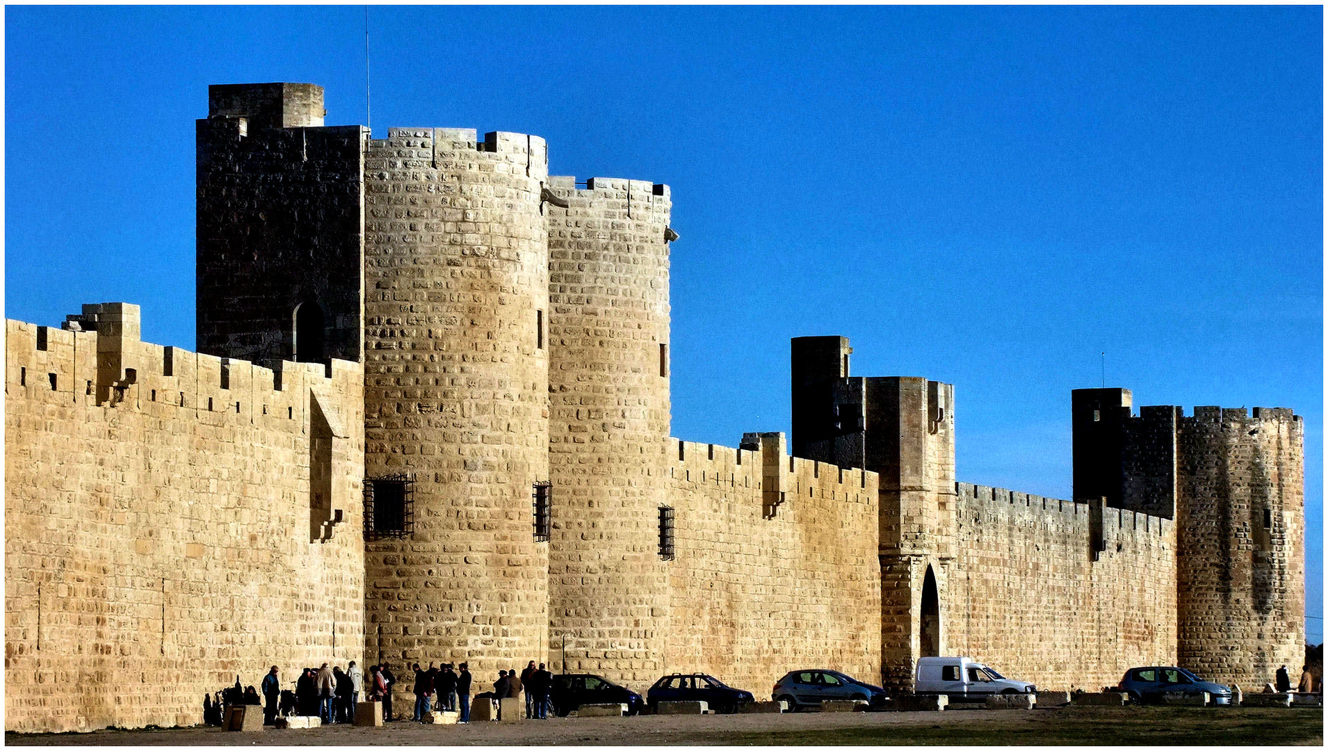 Les remparts d'Aigues-Mortes photo et image | europe, france, provence ...