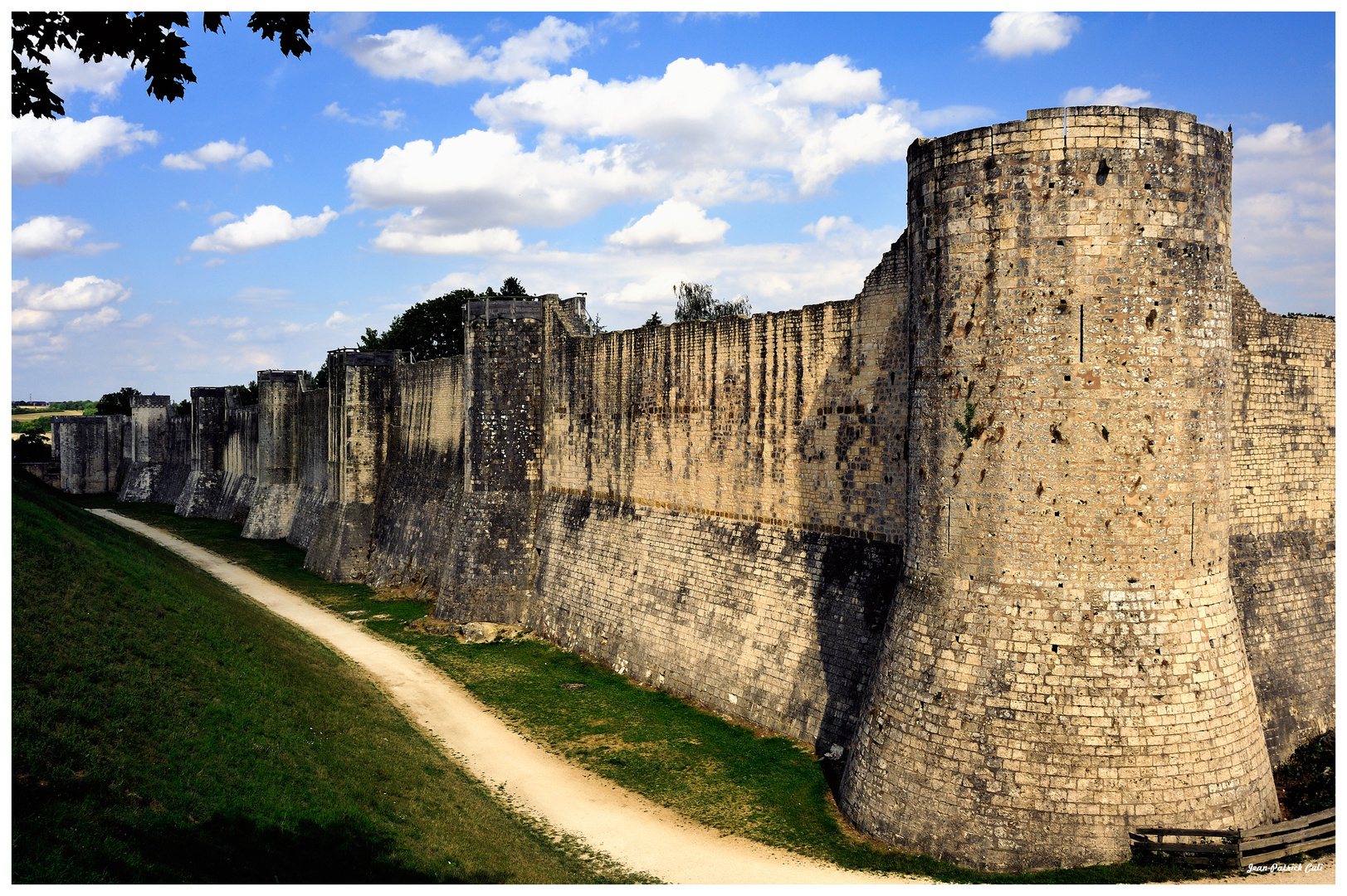 Les remparts de Provins photo et image | architecture, vieilles pierres ...