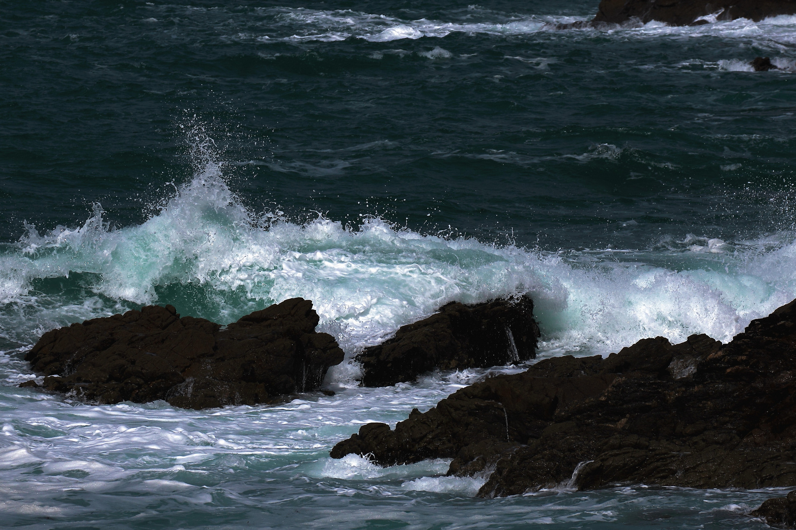 les vagues sur les rochers photo et image | nature, paysages, mers et ...