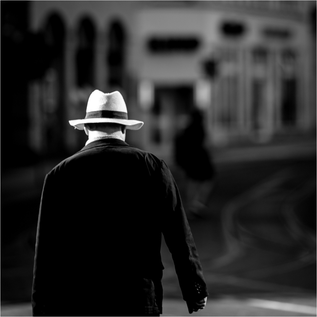 Leuchtender Sommerhut Foto & Bild | streetfotografie mit menschen, monochrom, bearbeitungs ...