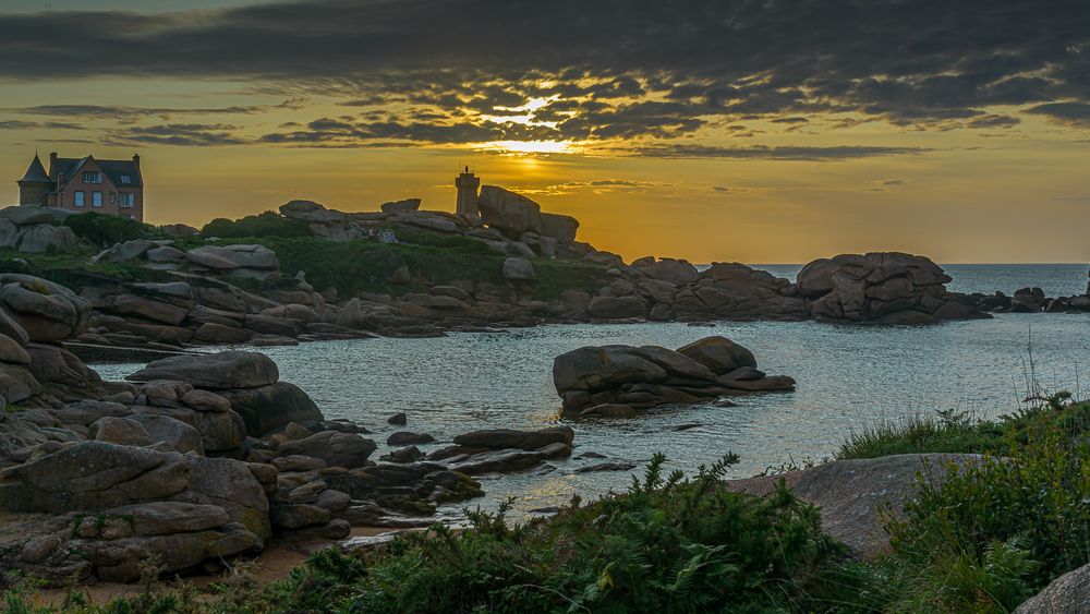 Leuchtturm von Ploumanac'h an der Pointe de Squéouel Foto & Bild ...
