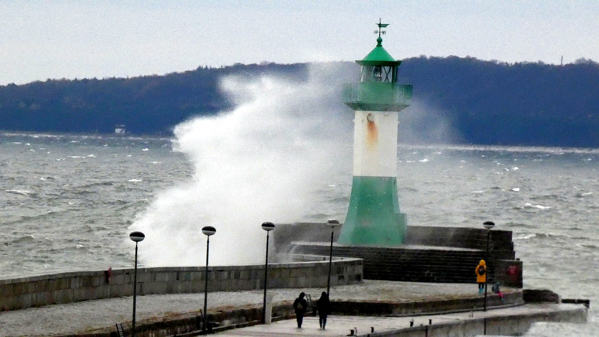 Leuchtturm von Sassnitz Foto & Bild | landschaft, sonstiges, bach ...