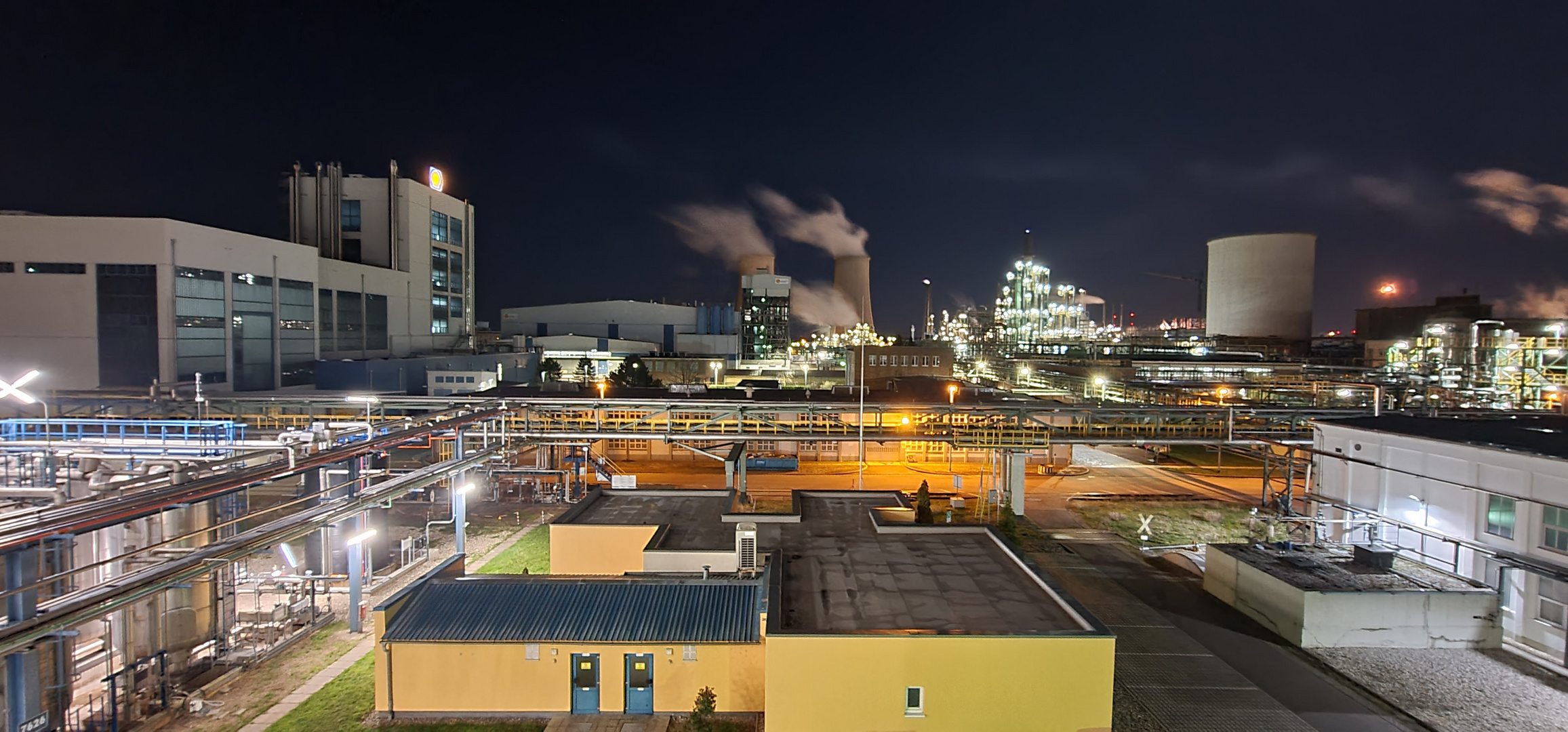 Leuna-Werk bei Nacht Foto & Bild | industrie / te, architektur ...